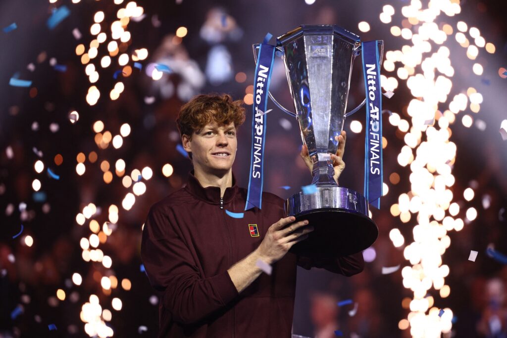 Jannik Sinner vence Carlos Alcaraz e renova título nas ATP Finals de ...